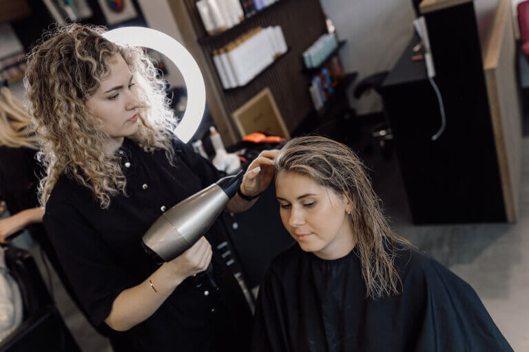 How to Do Lowlights: 8 Expert Tips - SALONORY Studio