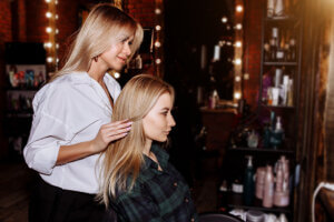 What Is a Scandinavian Hairline? A Stylist’s Guide